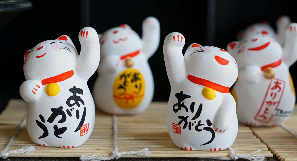 Fun with Maneki Neko (lucky cats) in Yanaka, Tokyo - Japaholic English